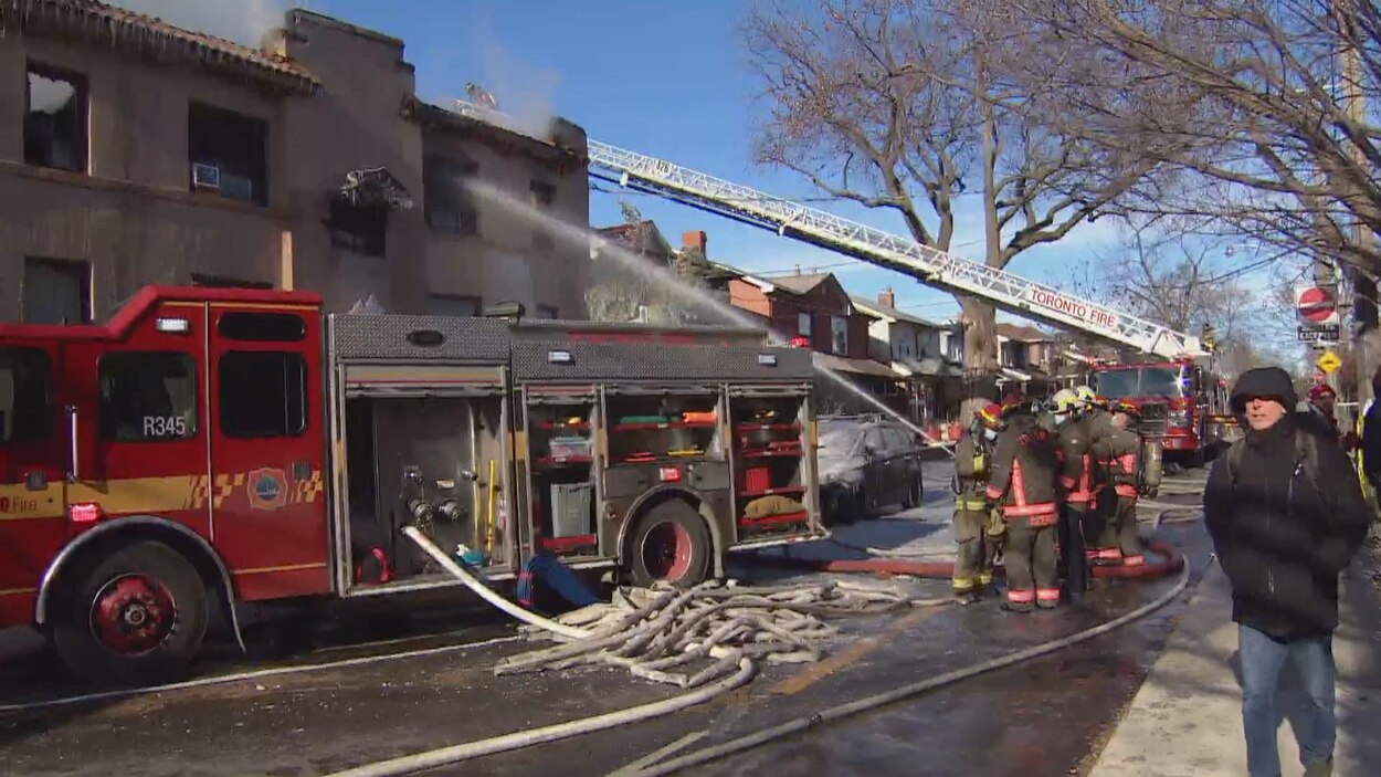 Incendie dans un immeuble résidentiel à Toronto : une personne dans un ...
