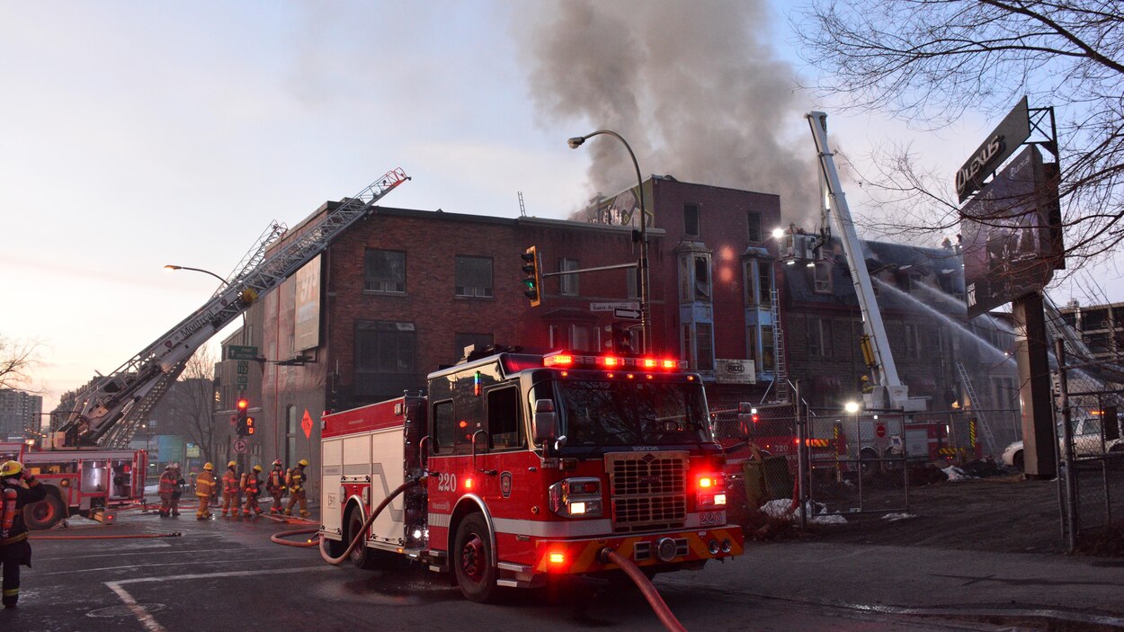 La façade d'un immeuble en flammes risque de s'effondrer | Radio-Canada
