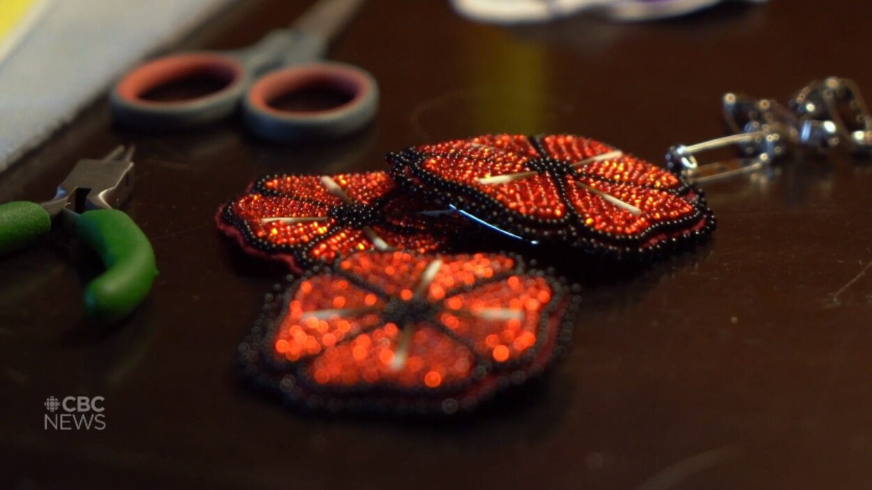 Pagpaparangal sa mga Indigenous na beterano sa pamamagitan ng beaded ...