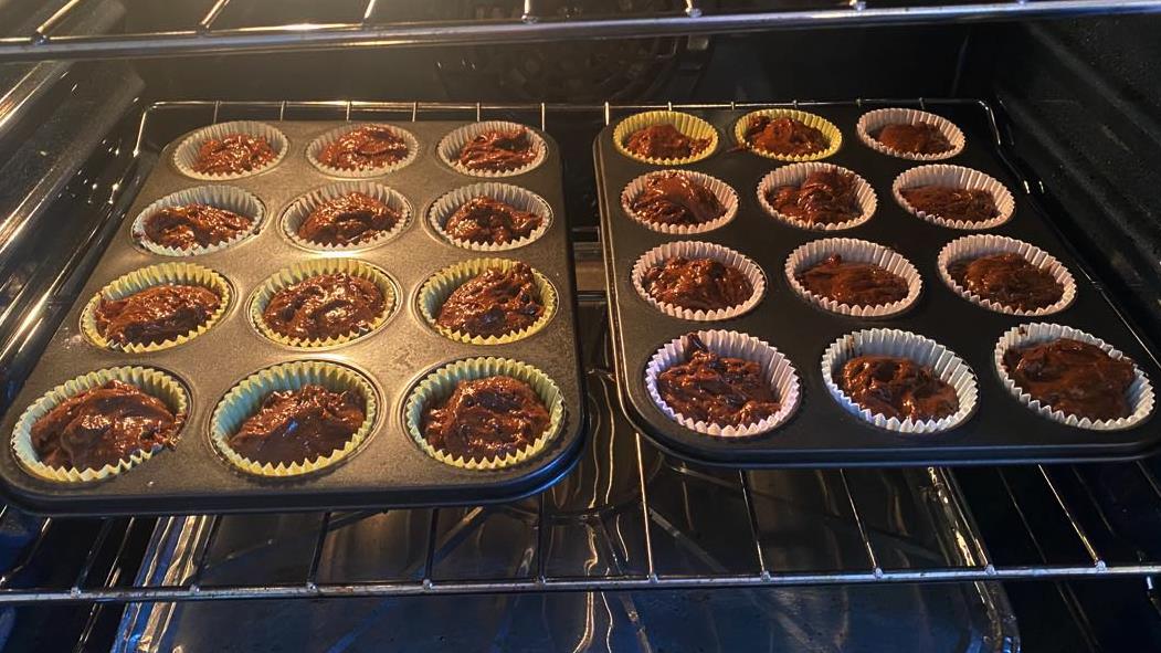 L’équipe goûte aux muffins aux pelures de bananes! | OHdio | Radio-Canada