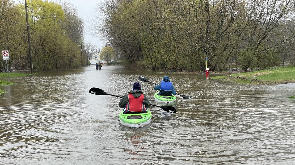 En kayak et à bout de patience : des citoyens s’organisent contre la ...
