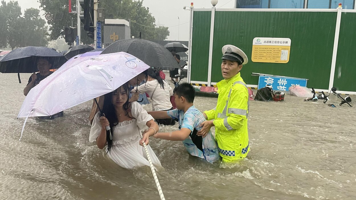 Chine : des intempéries records font 25 morts et engloutissent un métro ...