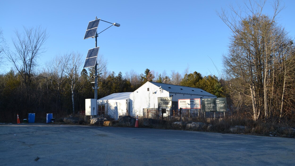 Toujours des contrats cachés au chemin Roxham | Radio-Canada