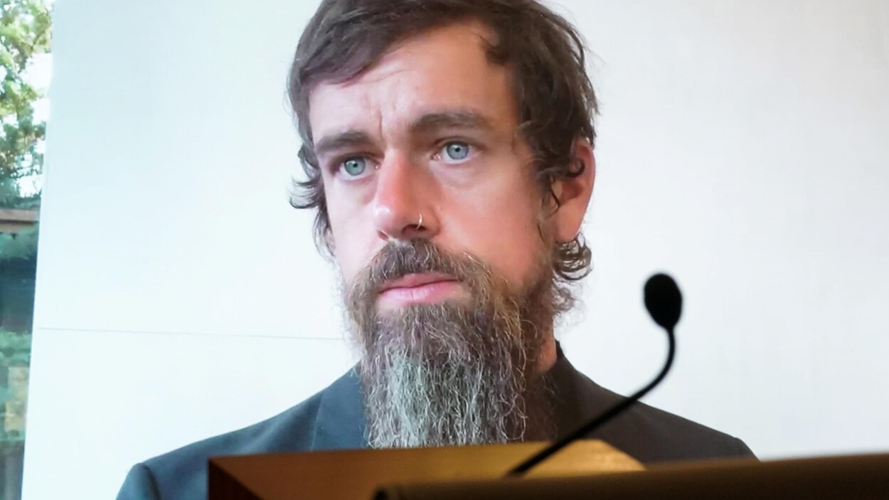 Le patron de Twitter prend la parole après avoir banni Trump | Radio-Canada