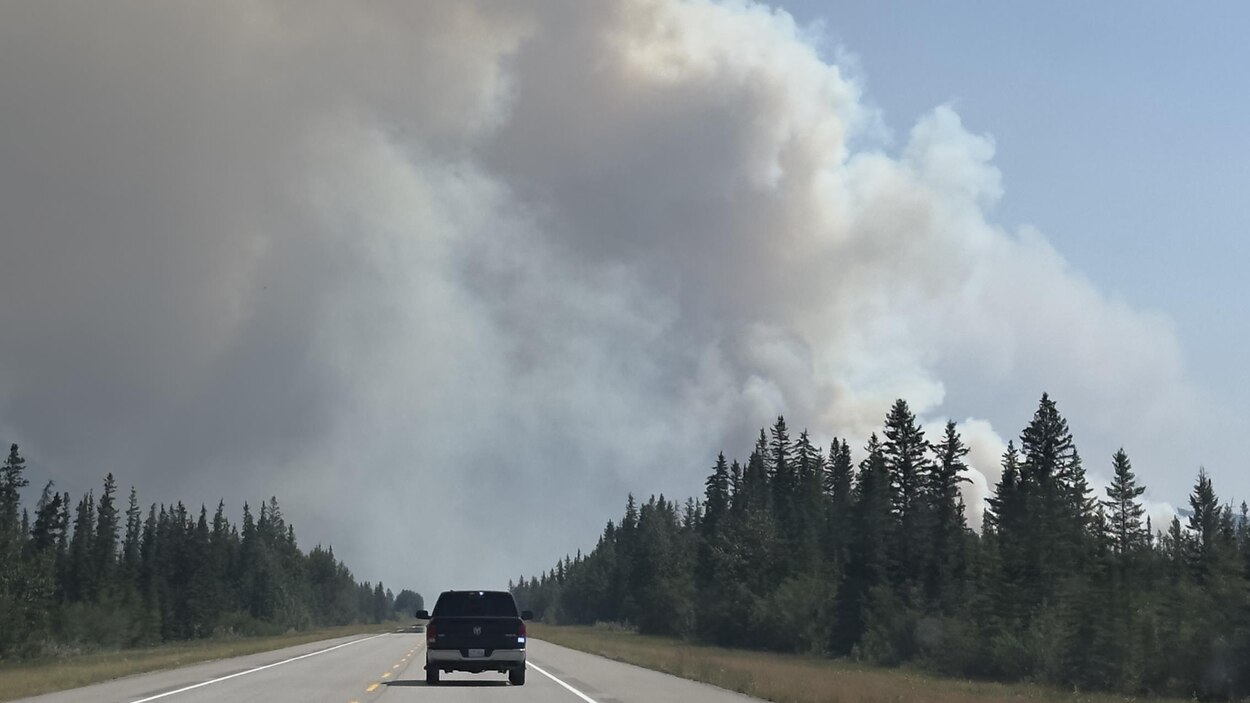 Les deux feux près de Jasper, en Alberta, font toujours rage | Feux de ...