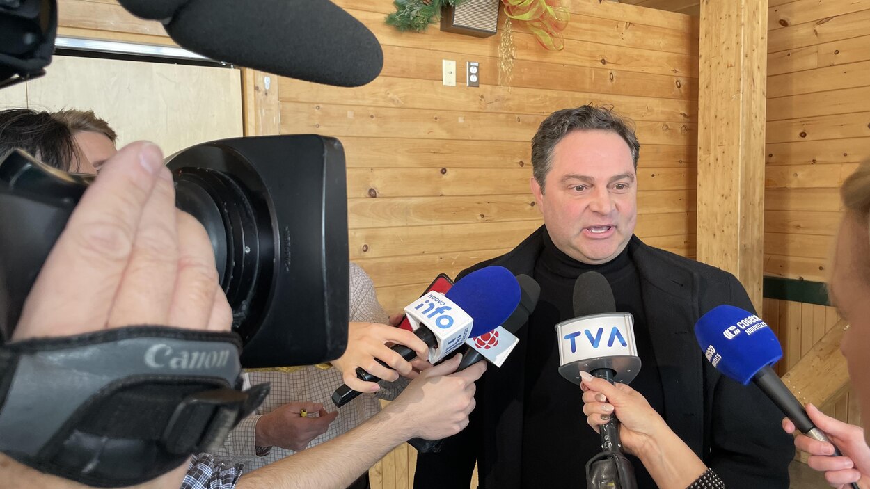 Jean-Luc Roberge s’invite à la conférence de presse de la STS et règle ...