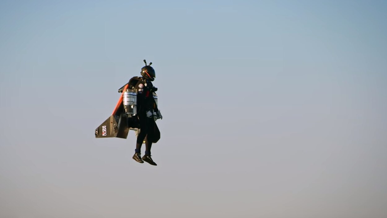 Vol historique de l’« homme avion » au-dessus de Dubaï | Radio-Canada