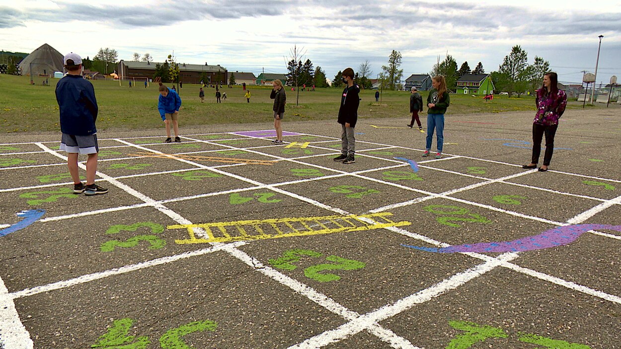 Un jeu de serpents et échelles géant dans une école de Sainte-Anne-des ...