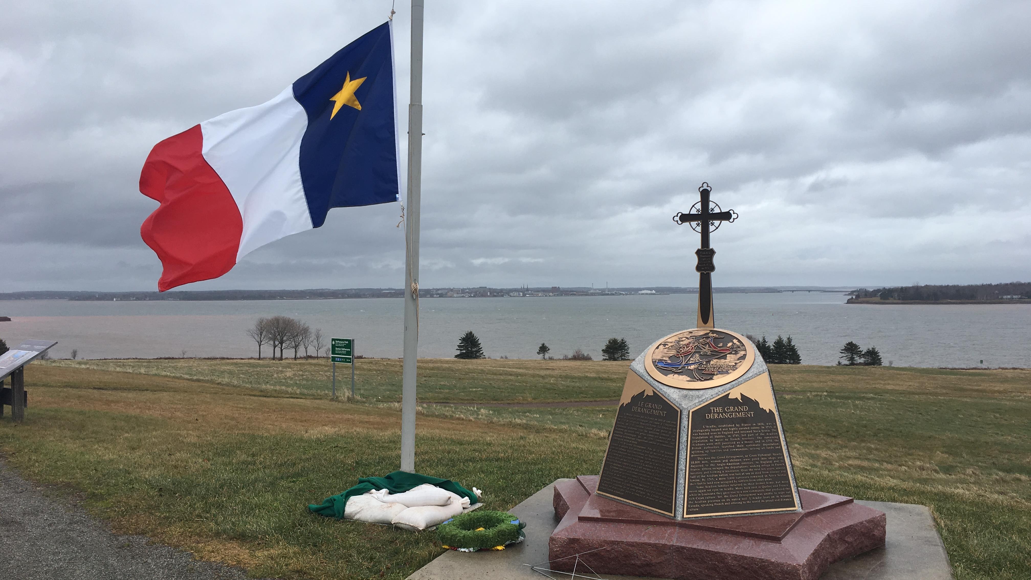 Un livre sur les monuments de l’Odyssée acadienne | OHdio | Radio-Canada