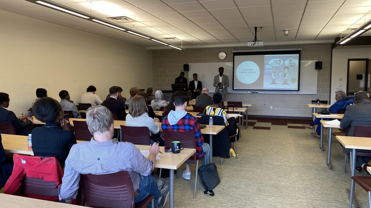 Professeurs et passionnés de science rassemblés à l’Université de Saint ...
