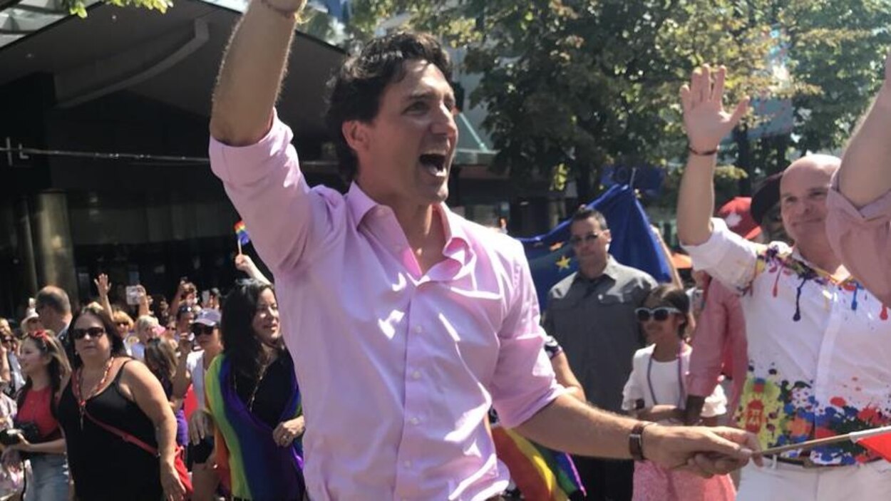 Justin Trudeau marche au défilé de la fierté gaie à Vancouver | Radio ...