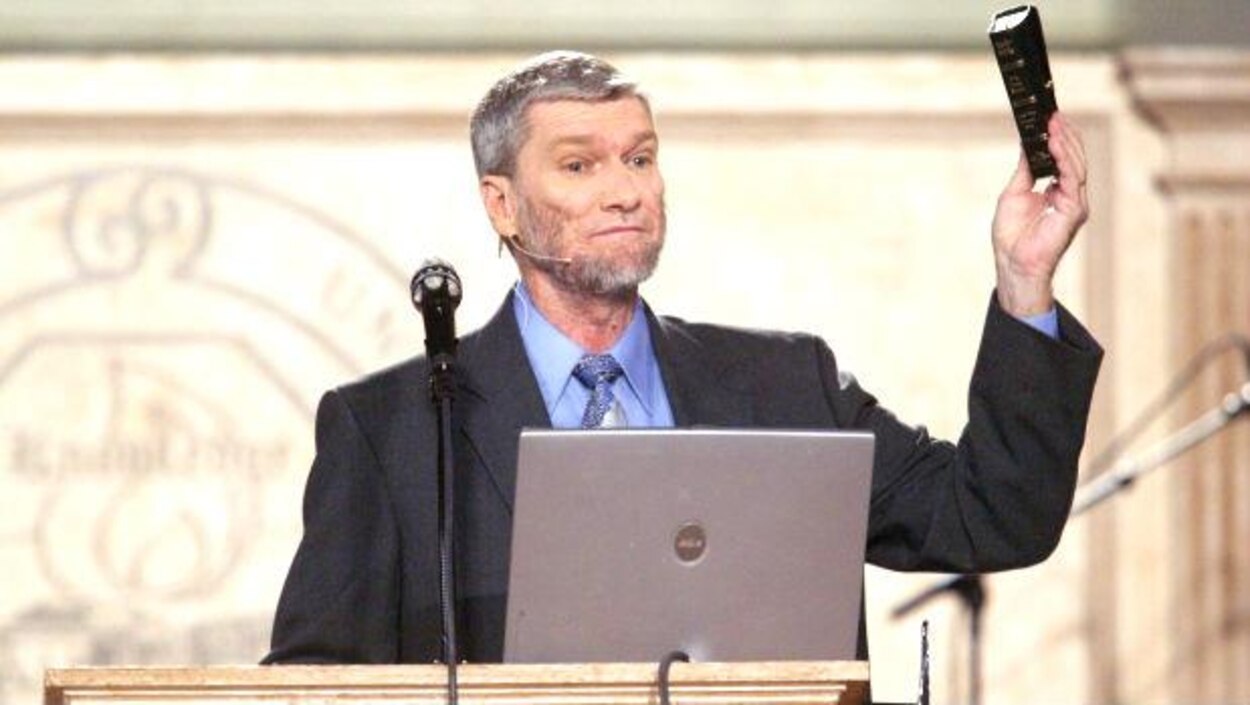 Un créationniste à un congrès d’un groupe prônant l’éducation à la ...