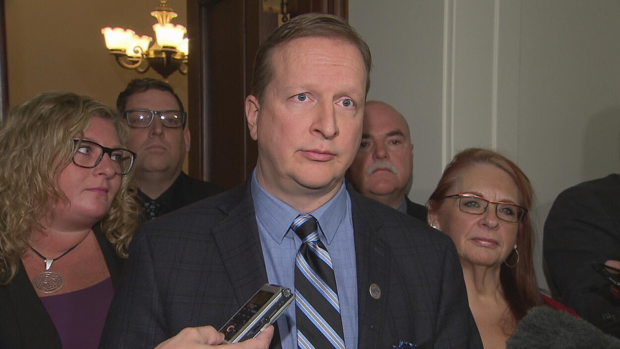 Les syndicats critiquent Pallister et son plan de compressions | Radio ...