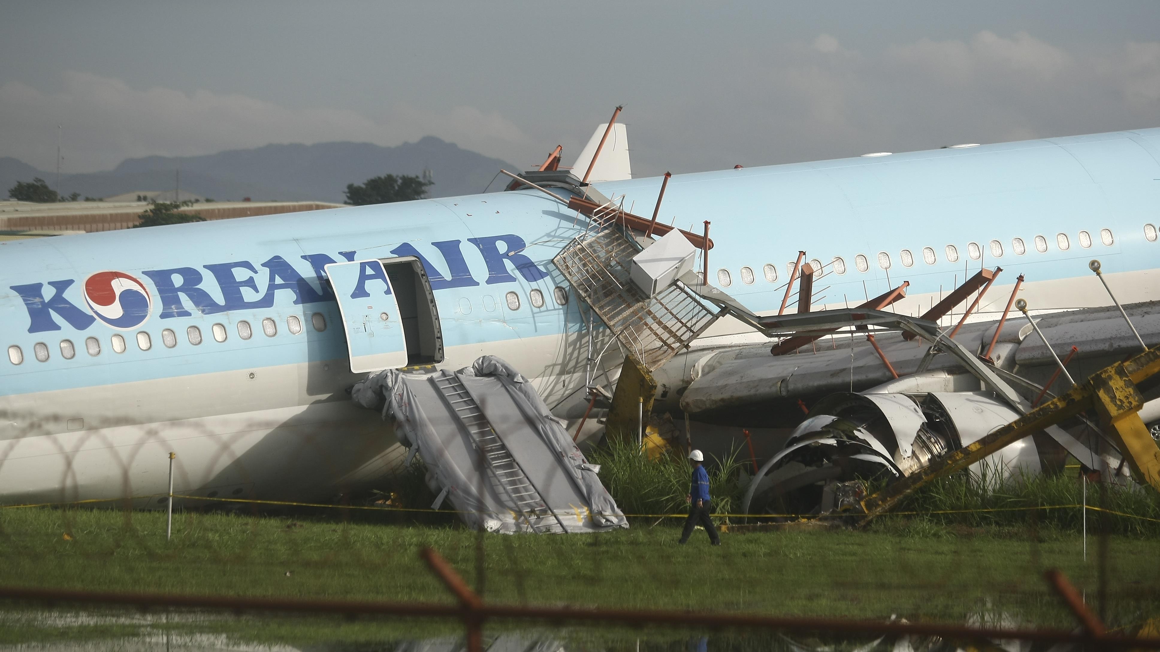 Eroplano ng Korean Air lumampas sa runway, isinara ang paliparan sa ... Eroplano ng Korean Air lumampas sa runway, isinara ang paliparan sa ...