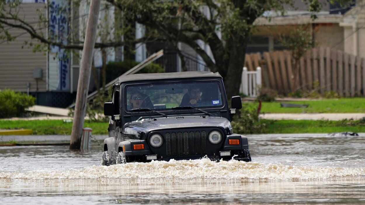 6 morts liées au passage de Laura, rétrogradée en tempête tropicale ...