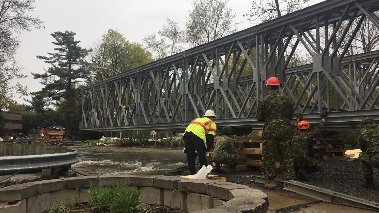 Inondations : l'armée construit un pont temporaire à Laval | Radio-Canada