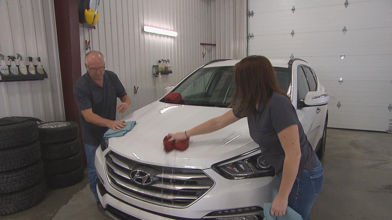 Un lave-auto écolo gagne en popularité à Saint-Félicien | Radio-Canada