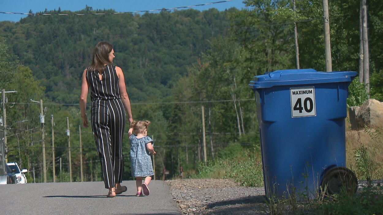 Des pancartes de vitesse sur des bacs à ordures : Gabrielle Labonté ...