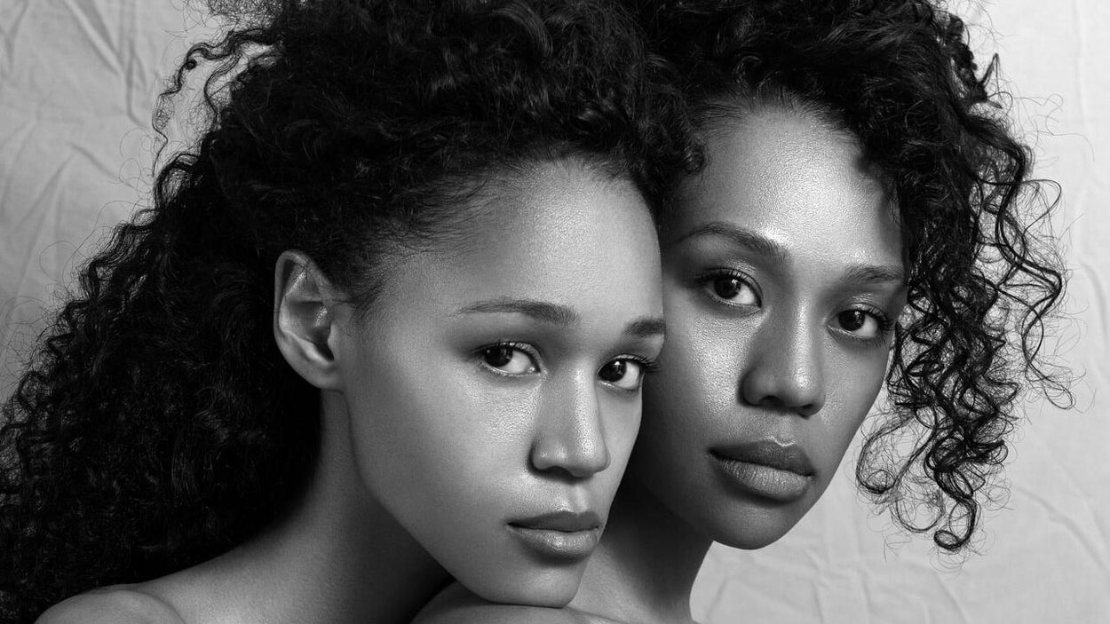 Deux sœurs inuit de Yellowknife posent pour Vogue | Radio-Canada