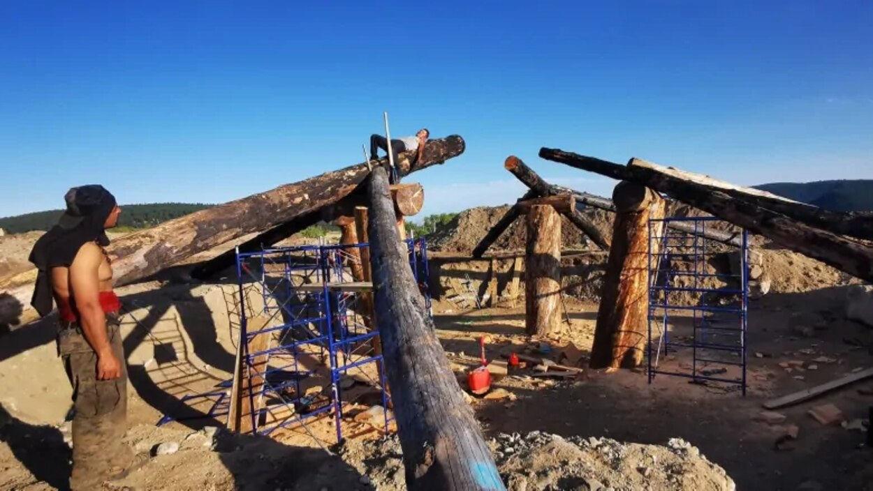 Une famille Tŝilhqot'in construit une maison semi-souterraine ...