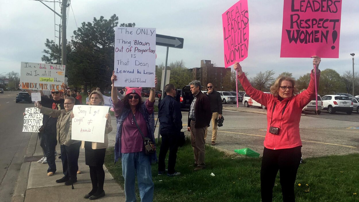 Des manifestants protestent contre le retour de Dean Lapierre | Radio ...
