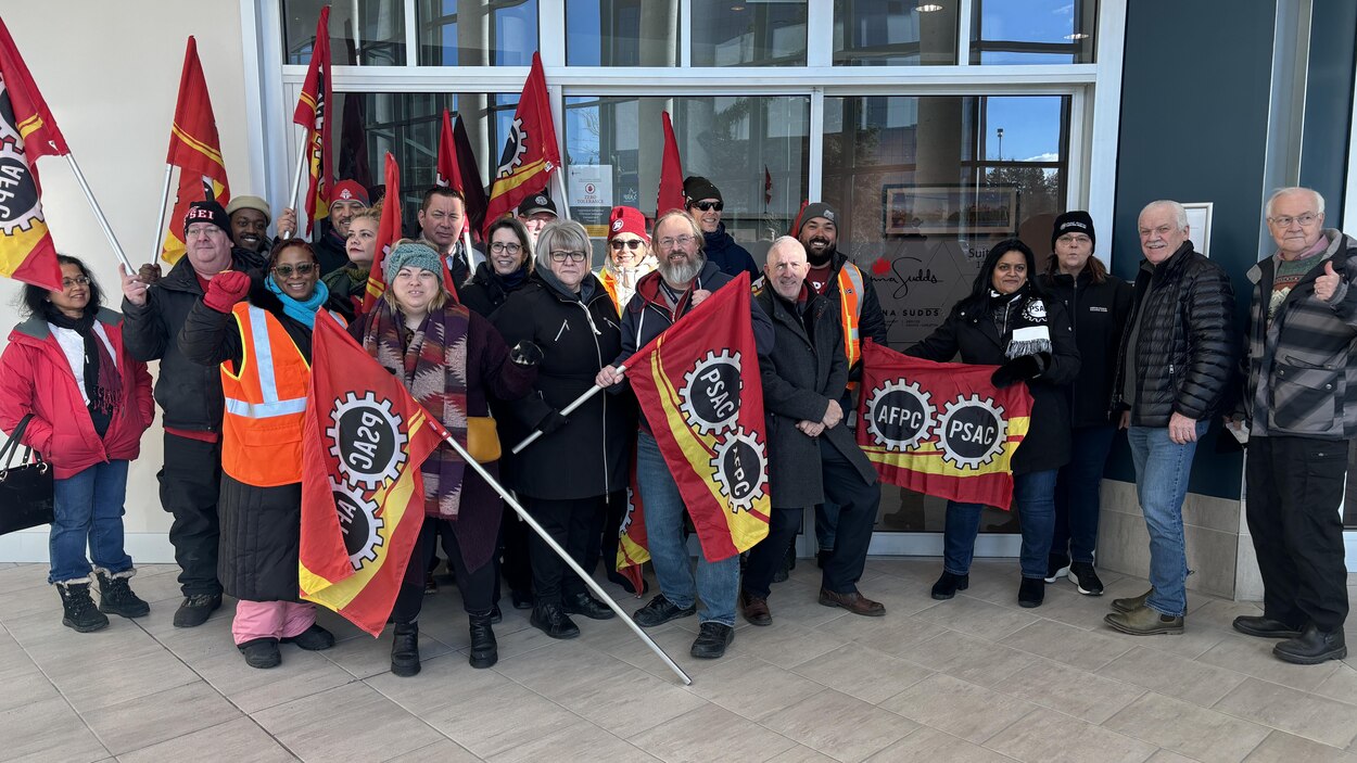 Nouvelle manifestation pour dénoncer les ratés de Canada Vie | Radio-Canada