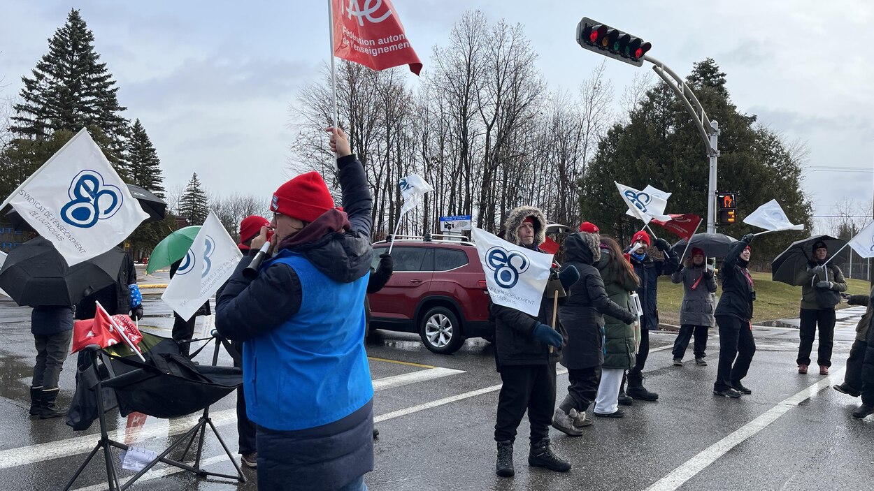La grève de la FAE se poursuit, les enseignants de l’Outaouais restent ...
