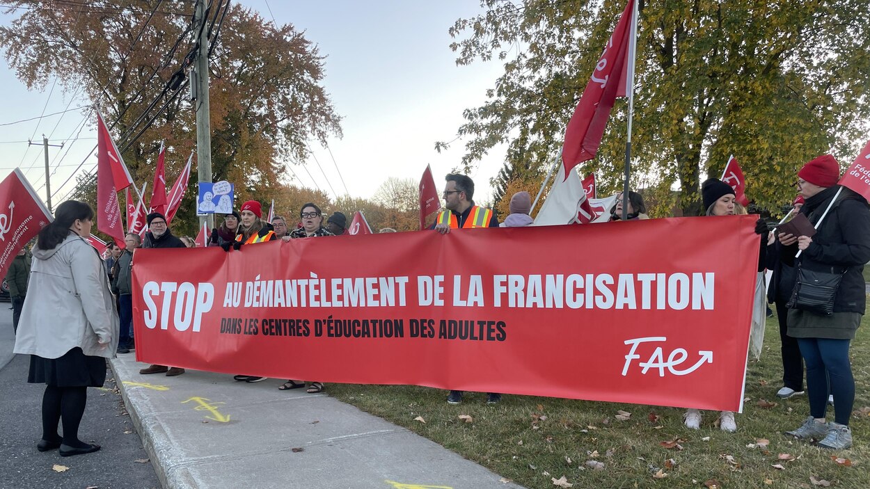 Des enseignants manifestent à Granby contre les coupes en francisation ...