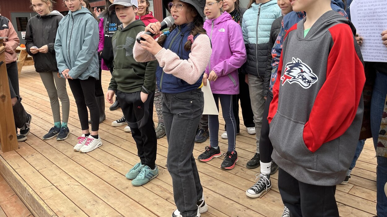 Invités par des élèves, des centaines de Latuquois marchent pour la ...