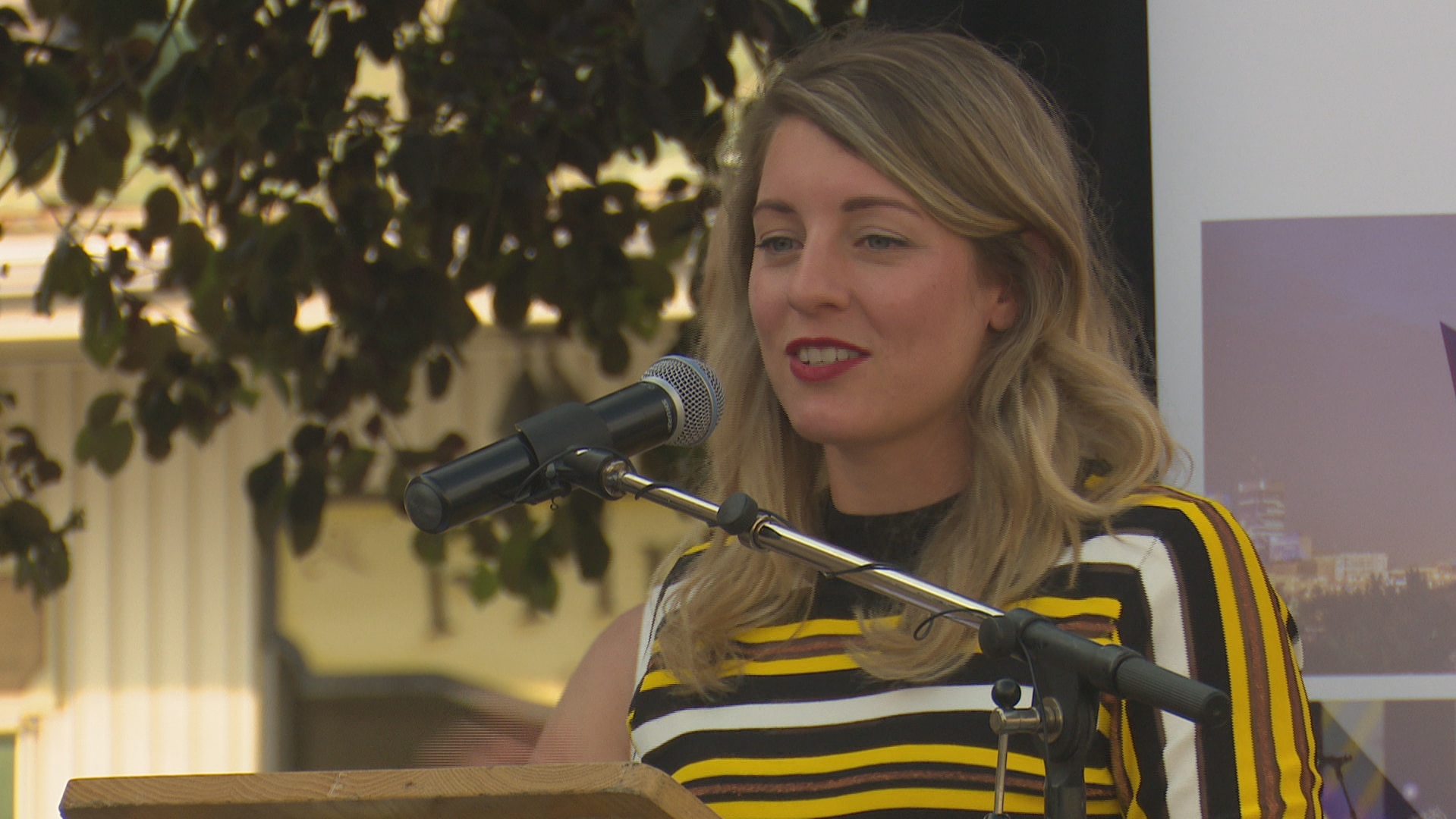 Entrevue avec la ministre du Patrimoine canadien Mélanie Joly | OHdio ...