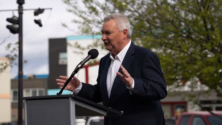 Mike Pemberton élu par le Parti libéral du Yukon | OHdio | Radio-Canada