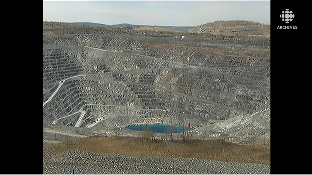 Le 11 octobre 2012, la mine Jeffrey annonce sa fermeture | Radio-Canada