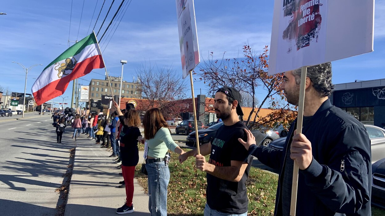 Une chaîne humaine sherbrookoise en soutien au peuple iranien | Radio ...