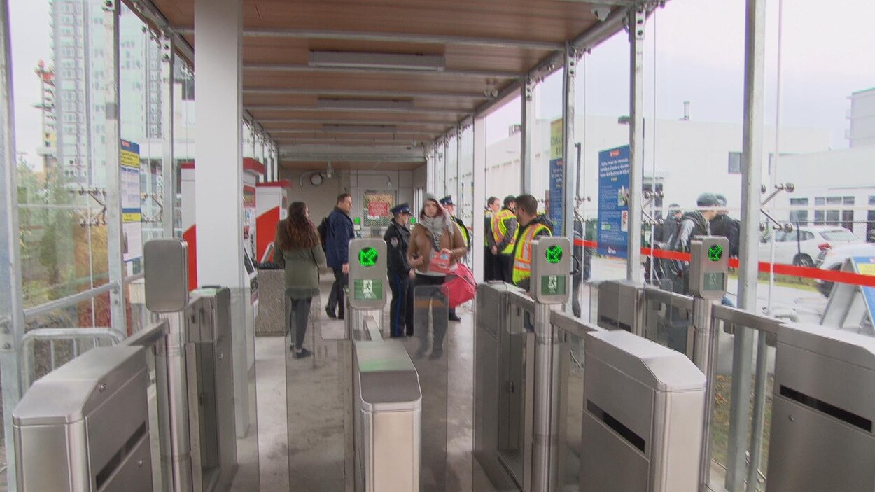 Les nouveaux portillons d'accès du O-Train mis à l'essai | Radio-Canada