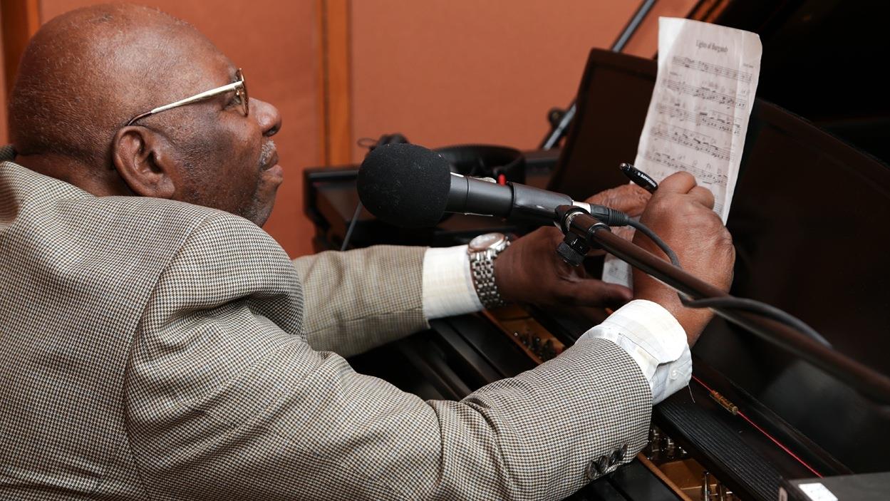 Oliver Jones intronisé au panthéon de la musique canadienne | OHdio ...