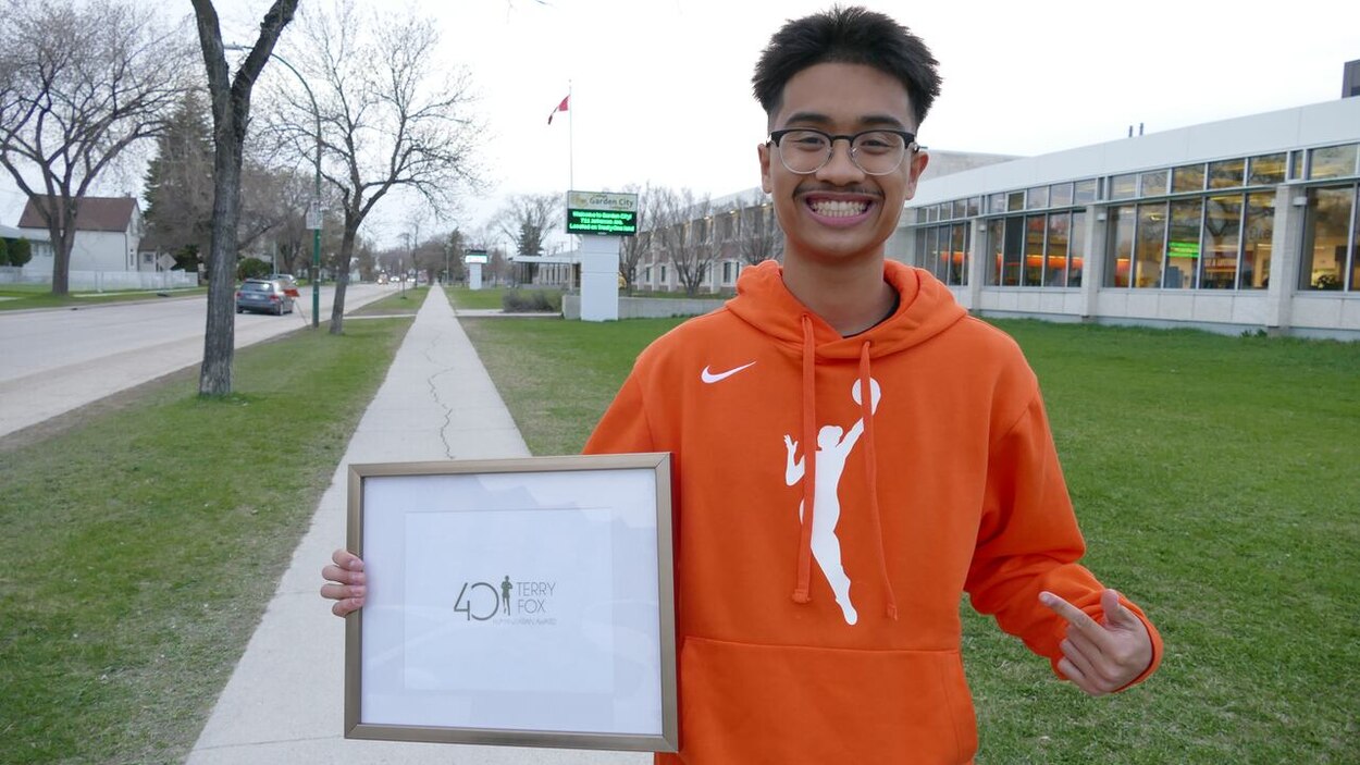 Un jeune Winnipégois reçoit le Prix humanitaire Terry Fox | Radio-Canada