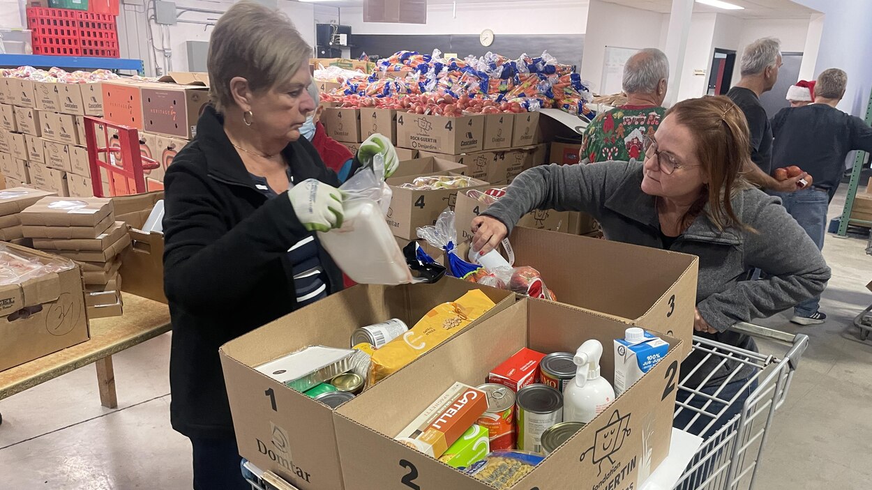 Distribution de paniers de Noël à Sherbrooke | Radio-Canada
