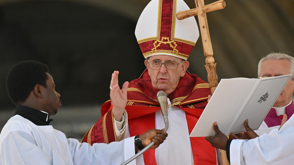 Après son hospitalisation, le pape remercie les fidèles pendant la ...