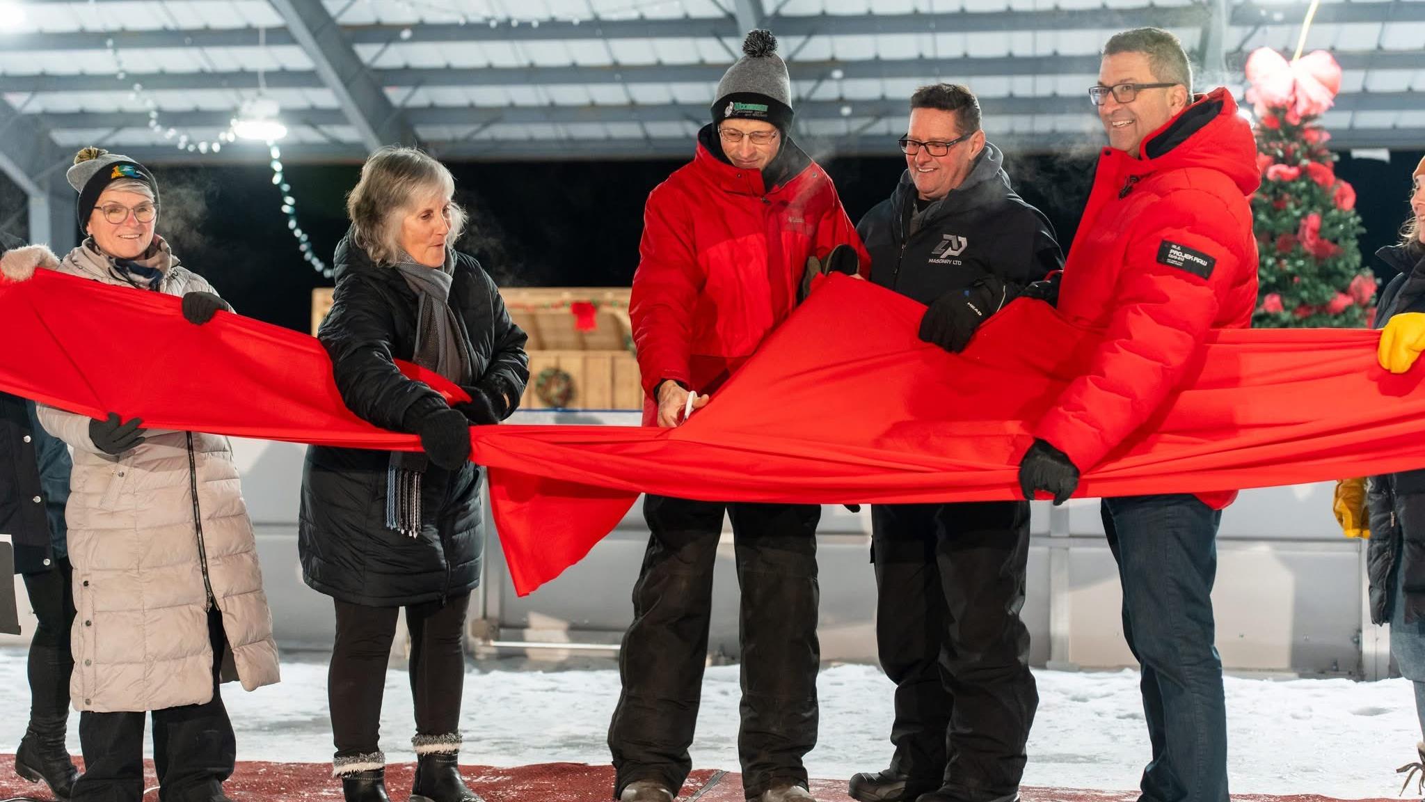 Juste à temps pour Noël : un toit pour la patinoire de Moonbeam | OHdio ...