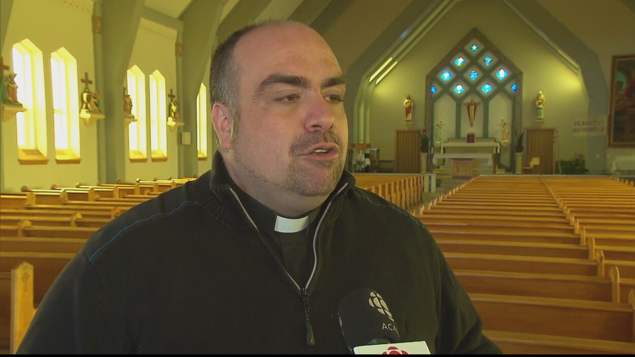Le curé Patrick McGraw suspendu à Caraquet | Radio-Canada