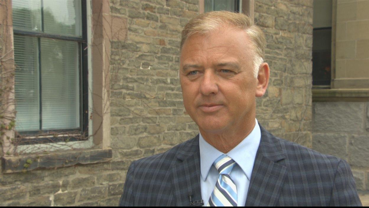 Paul Robichaud envisage un retour en politique | OHdio | Radio-Canada