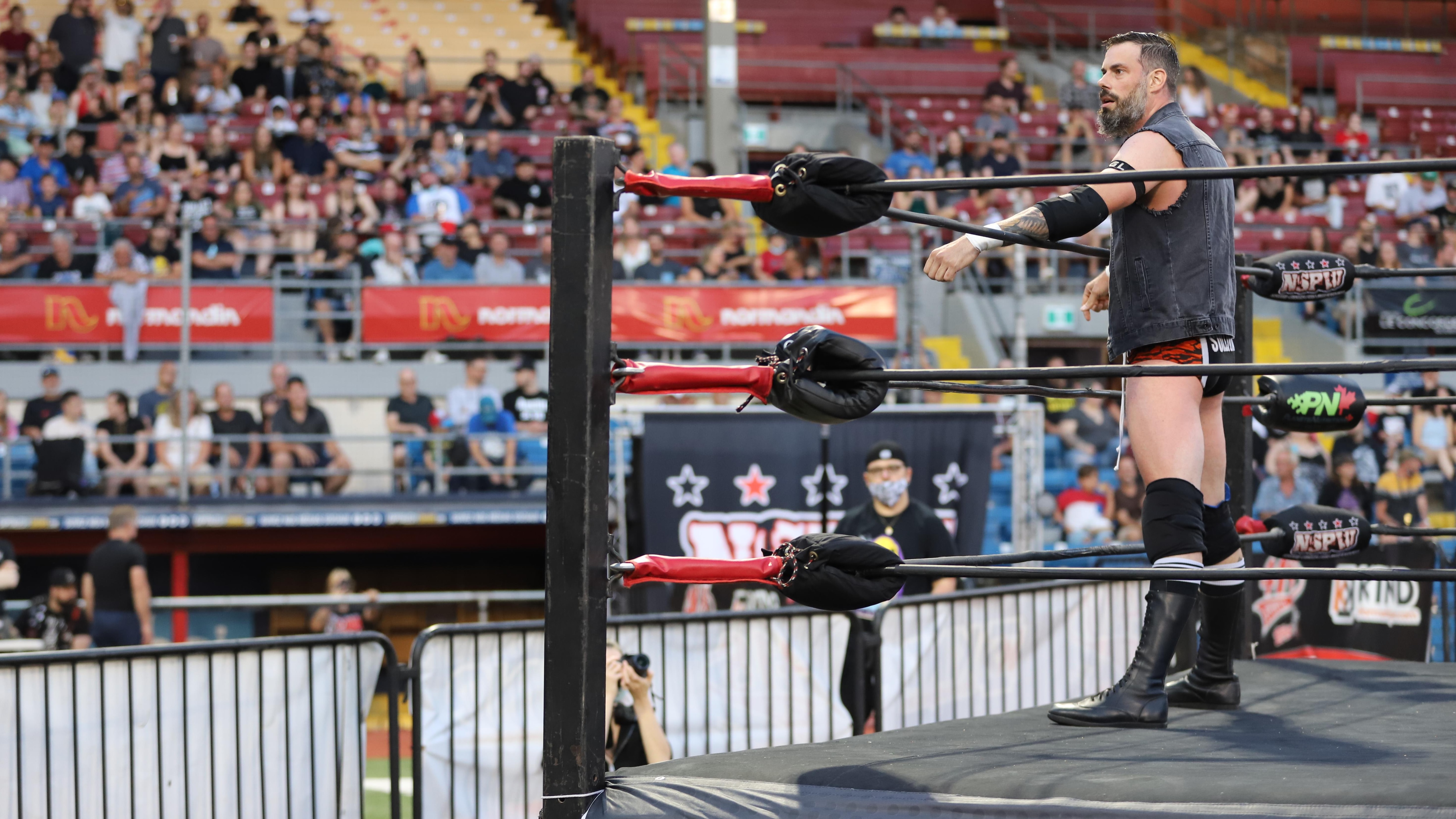 Grand retour de la lutte sous les étoiles | Radio-Canada.ca