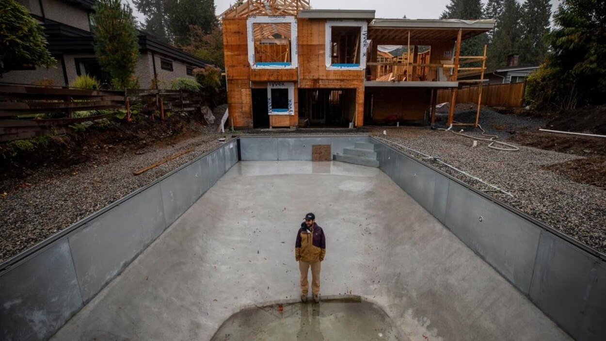 Boom de constructions de piscines pendant la pandémie | Radio-Canada