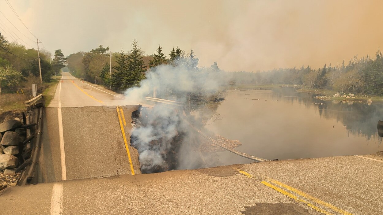 Feu de forêt : le brasier a pris le dessus sur plus de 150 maisons près ...