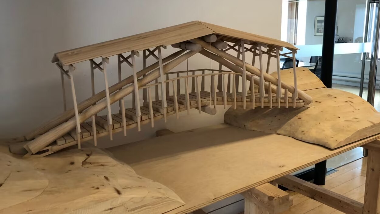 Un pont dans un sentier nord-ontarien élaboré par des étudiants en ...