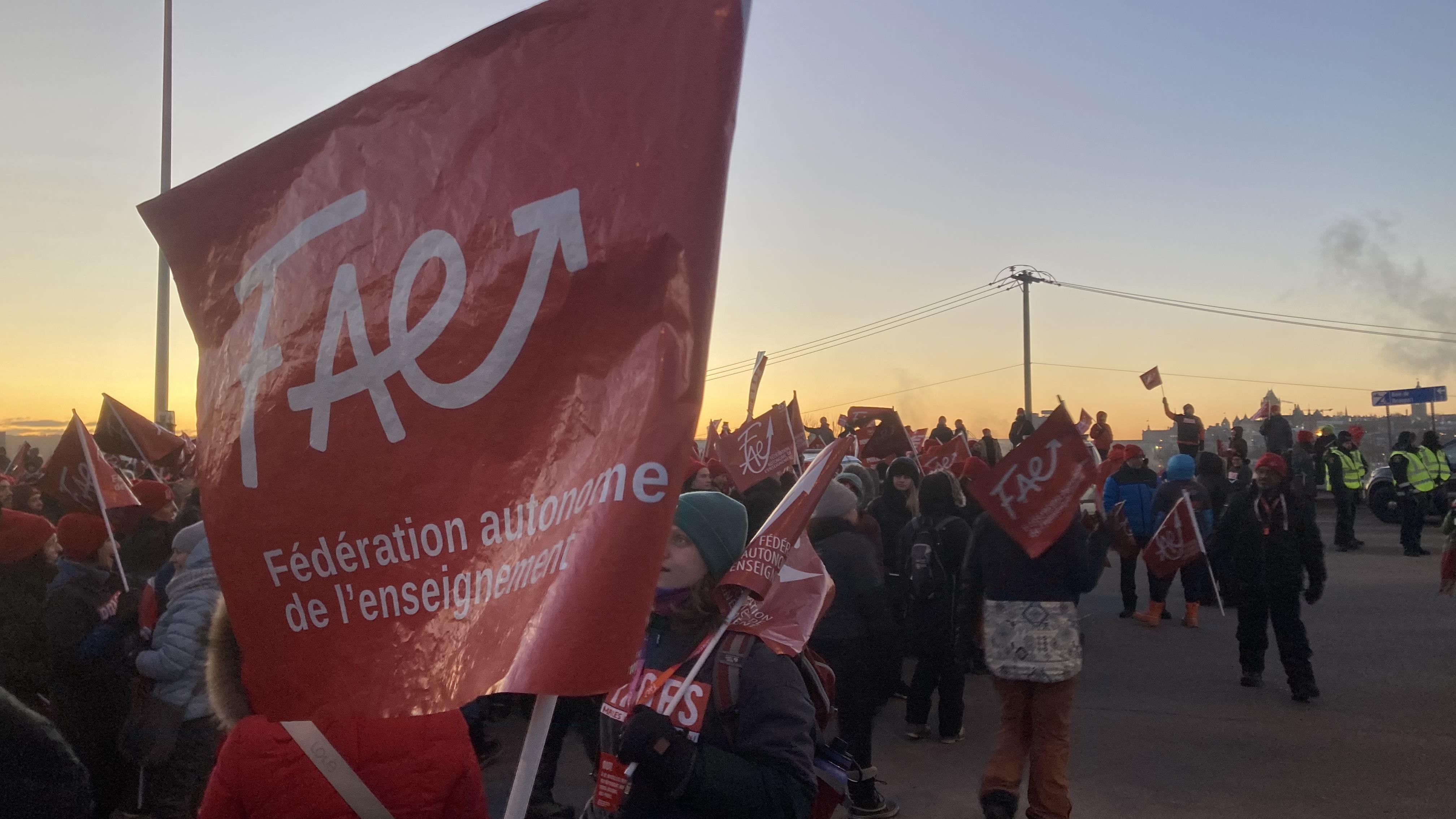 Les manifestants de la FAE changent de stratégie | OHdio | Radio-Canada