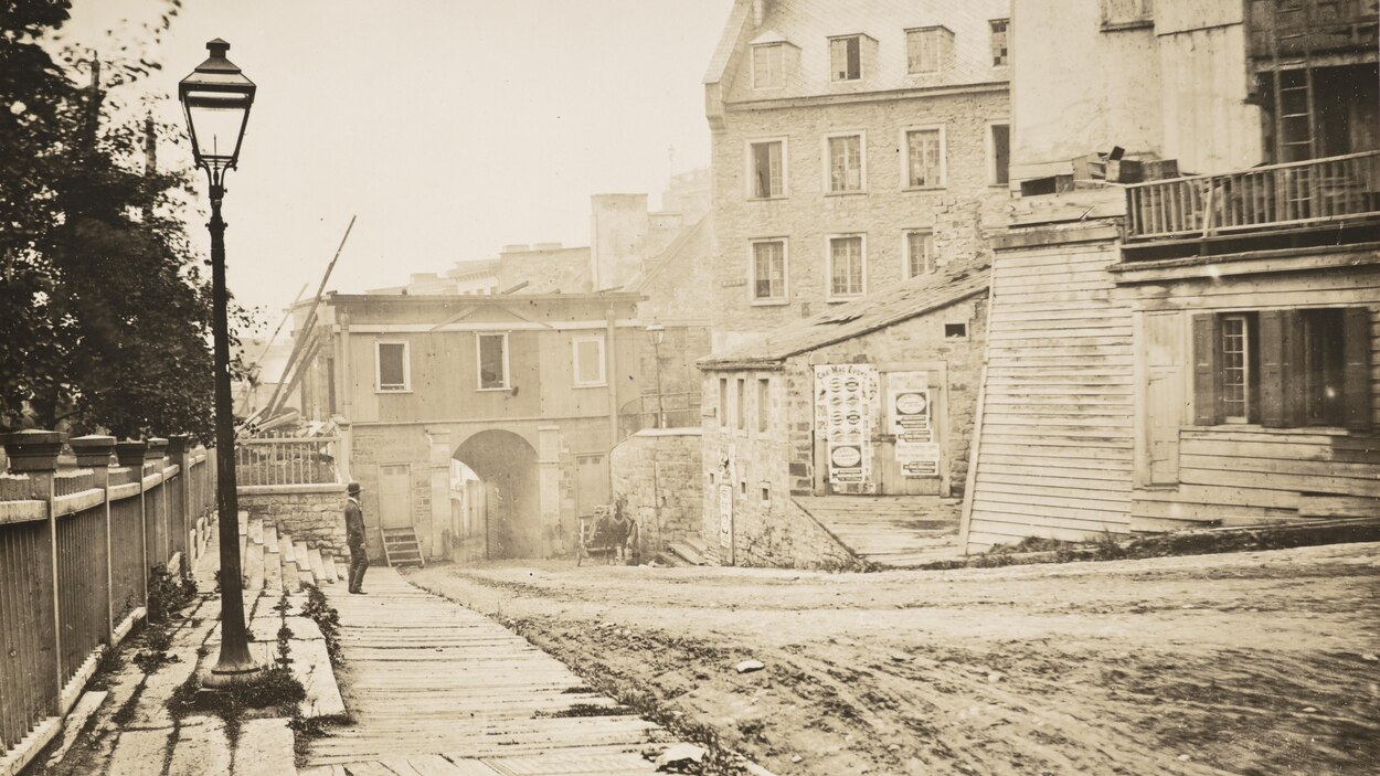Zoom sur la porte Prescott et l’îlot du Chien d’Or vers 1870 | Radio-Canada