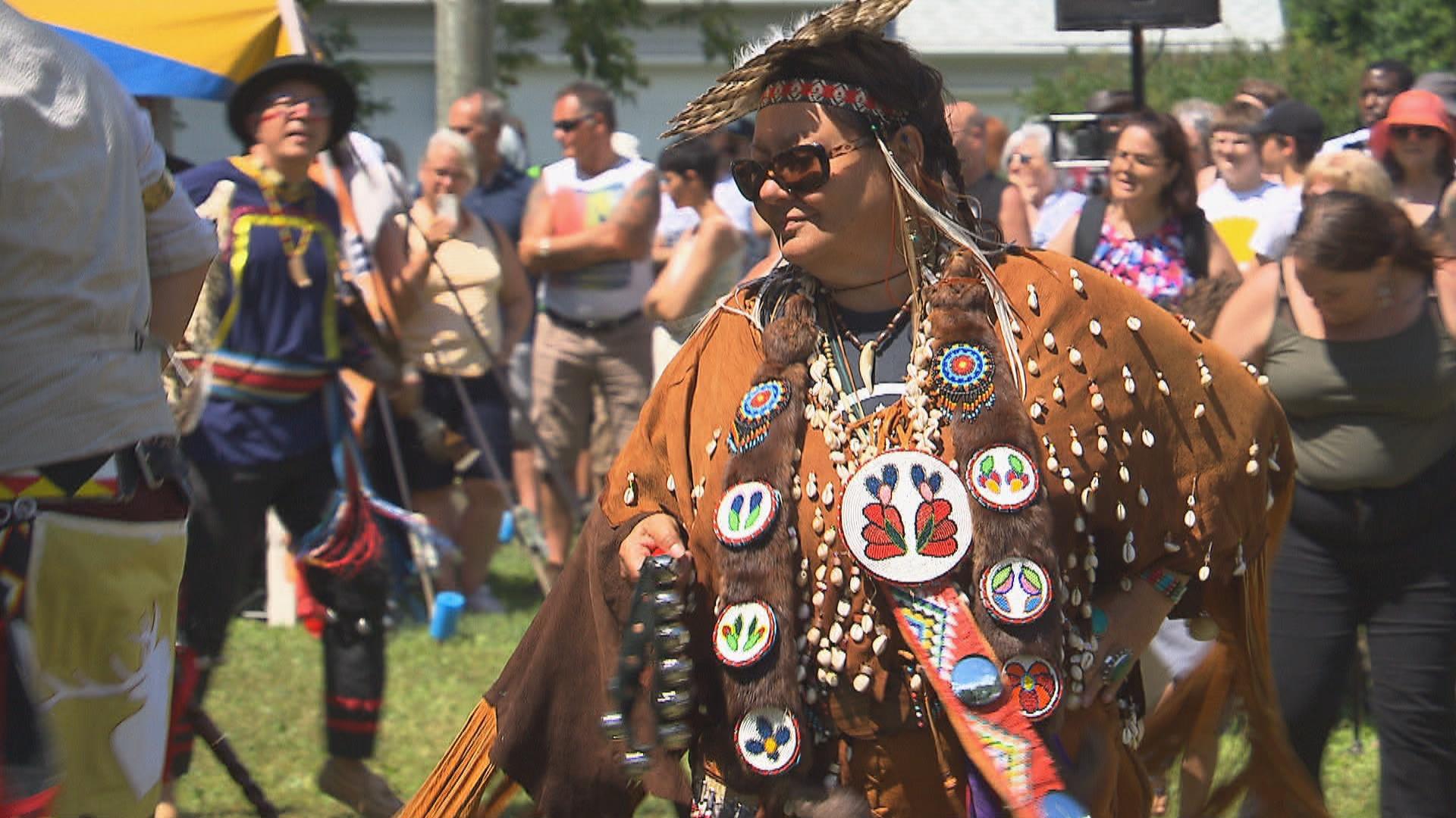 Des milliers de visiteurs au pow-wow d'Odanak | OHdio | Radio-Canada