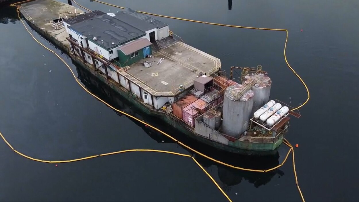 Ottawa va retirer une barge présentant « un risque élevé de pollution ...