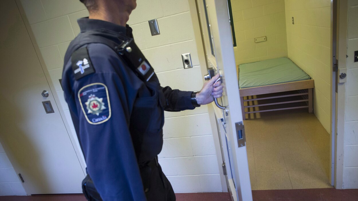 4 employés de la prison à sécurité maximale d'Edmonton ont été ...